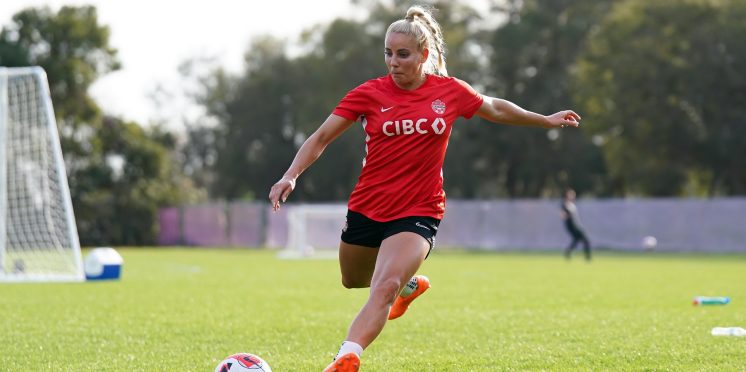 Portland Thorns rescue Canada's Adriana Leon from Manchester United ...