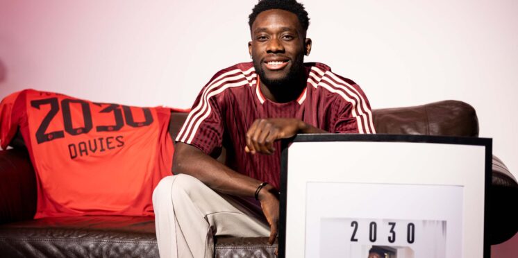 Alphonso Davies raps Bayern contract extension