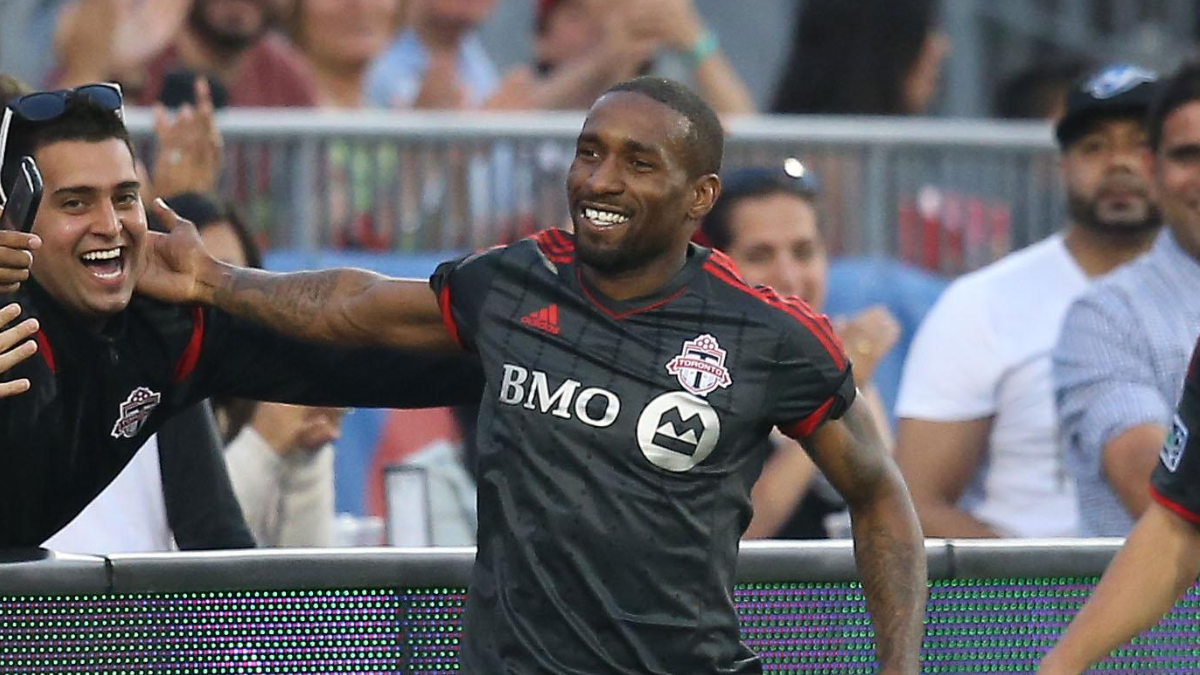 Jermain Defoe takes first managerial job with Woking FC